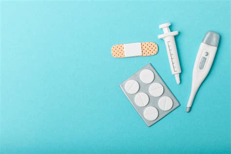 의사의 날 현대 청진기 선물 상자 및 진저 브레드는 파란색 배경에 의료 용품 형태입니다 진저 브레드는 온도계 의료용 마스크 알약 패치 형태로 제공됩니다 0명에 대한 스톡