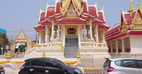 Budha Monastry 건축 계단 고대 건축 골드 액센트 관광 낮 동남아시아 랜드마크 문화 문화 유산 복잡한 디자인 부처 불교 빨간 지붕