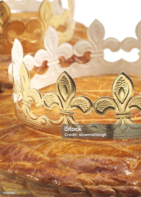 갈레트 데 로이스와 크라운 프랑스 킹 케이크 축하 주현절 0명에 대한 스톡 사진 및 기타 이미지 0명 빵집 사진 이미지 Istock