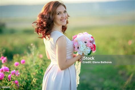 하얀 드레스의 신부는 녹색 잔디의 배경에 장미와 칼라스의 꽃다발을 보유 하 고 있습니다 결혼식에 대한 스톡 사진 및 기타 이미지 결혼식 꽃 식물 남성 Istock