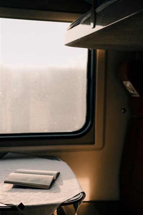 고독 공부하다 교육 구석을 읽고 구획 기차 도피주의 독서하는 라이프스타일 마차 모서리 모험 문학 미니멀