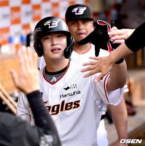 사진 한화 이진영 동점 득점 좋아요
