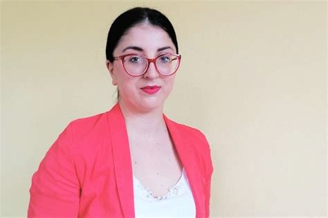 Постојано сака да седи со свекор ми и свекрва ми ме удира кога ќе дојдам Како да го придобијам