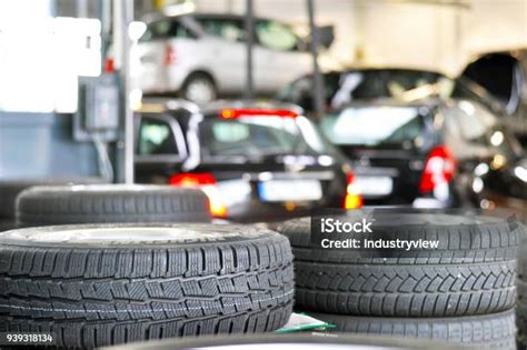 판매에 대 한 차고근접 촬영 타이어 트 레드스택 타이어에 타이어 변화 구매에 대한 스톡 사진 및 기타 이미지 구매 차 타이어 Istock