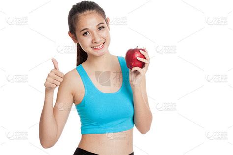美丽的亚洲健康女孩大拇指与红苹果