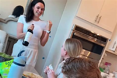 Su Amiga Le Dice Que Está Embarazada Y Su Reacción No Tiene Precio ¡mira El Vídeo