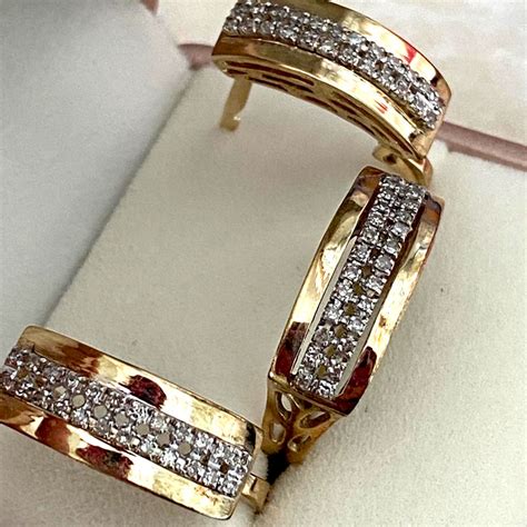 ოქროს საყურეებისა და ბეჭდის ნაკრები ბრილიანტებით