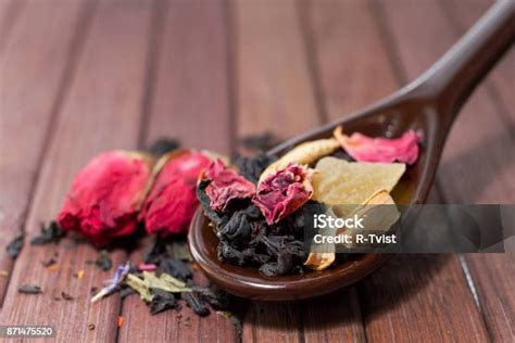 장미와 자연 차 구성입니다 장미와 세라믹 숟가락에 차 꽃잎의 매크로 사진 꽃과 나무 보드에 있는 장미 차의 재료와 함께 차 0명에 대한 스톡 사진 및 기타 이미지 Istock