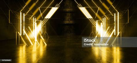 네온 빛나는 레이저 전기 사이버 옐로우 활기찬 투명 유리 패널 복도 터널 무대 공상 과학 밤 어두운 콘크리트 바닥 쇼룸 3d 렌더링 0명에 대한 스톡 사진 및 기타 이미지