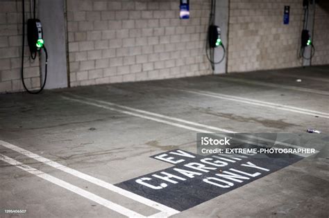 주차장 바닥에 쓰여진 Ev 충전 표지판 만 0명에 대한 스톡 사진 및 기타 이미지 0명 개념 교통수단 Istock