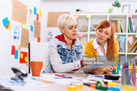 사무실성공적인 프로젝트를 개발 하는 현대 사무실에서 두 크리에이 티브 여자 시작에 팀웍 25 29세에 대한 스톡 사진 및 기타 이미지 25 29세 2명 결심 Istock
