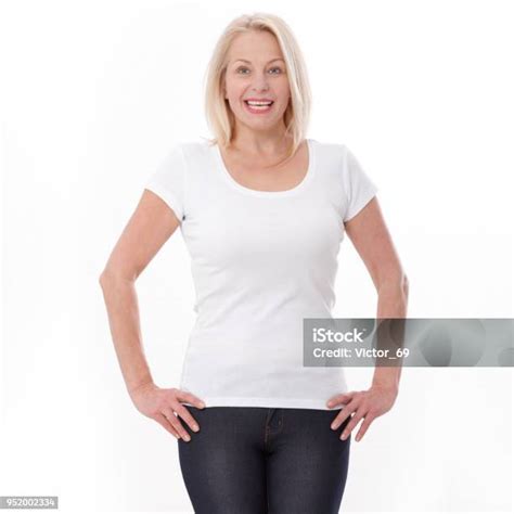 T셔츠 디자인 및 사람들 개념가까이 공백 백색 T셔츠 셔츠 앞 절연에 여자의 비웃는 다 T 셔츠에 대한 스톡 사진 및 기타 이미지 Istock