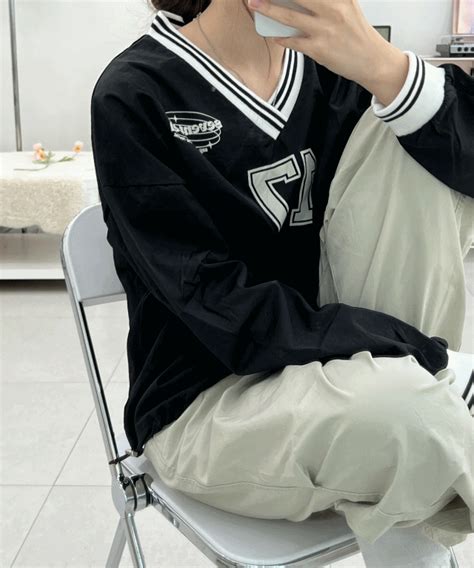 바스락소재🤍 Y2k 세븐틴 브이넥 바스락 아노락 캐주얼 맨투맨 스포티 간절기맨투맨 개강룩코디 에이블리