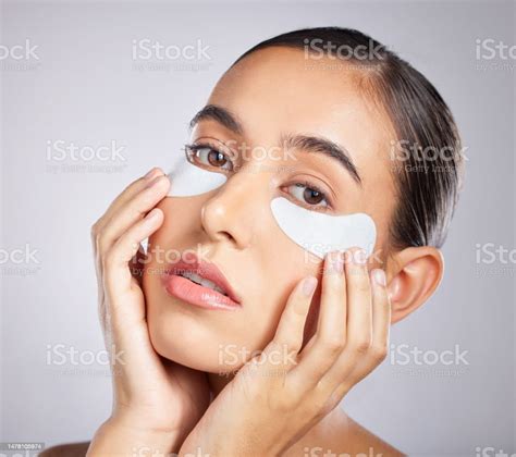 아름다움 안대 및 자기 관리 노화 방지 또는 얼굴 건강을 위한 스킨케어 제품을 가진 여성의 얼굴 건강 관리 스파 살롱 스튜디오