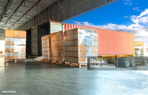 창고 및 물류 운송 트럭에 적재하기 위한 팔레트의 골판지 상자 또는 화물 선적 창고에 대한 스톡 사진 및 기타 이미지 창고