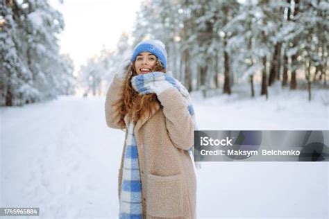 눈 덮인 겨울 공원에서 웃는 여자가 눈을 가지고 걷고 놀고 있습니다 겨울에 대한 스톡 사진 및 기타 이미지 겨울 여자 패션 Istock