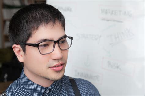 젊은 아시아 남자 만들기 A 프리젠 테이션 에 이 화이트 보드 에 그의 사무실 경영자에 대한 스톡 사진 및 기타 이미지 경영자 계획 긍정적인 감정 표현 Istock