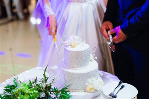 신혼 부부는 아름답고 하얀 웨딩 케이크를 자른다 원탁에 다단계 웨딩 케이크 2명에 대한 스톡 사진 및 기타 이미지 2명 결혼식 결혼식 피로연 Istock