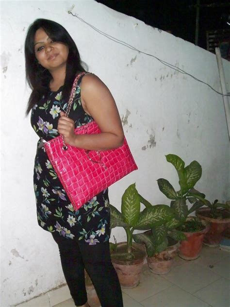 Hot Indian Babe Exposing Indian Girls Club