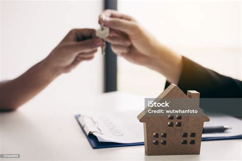 부동산 에이전트의 손은 구매자 주택 개념사무실에서 새로운 주택 소유자에게 열쇠를 전달합니다 개념에 대한 스톡 사진 및 기타 이미지 Istock
