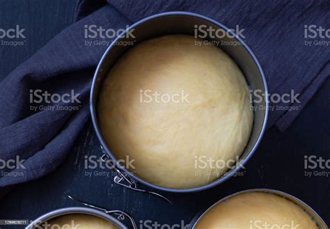 금속 냄비에 부활절 케이크 반죽 부활절 케이크를 굽기 전에 준비 0명에 대한 스톡 사진 및 기타 이미지 0명 건포도 금속 Istock