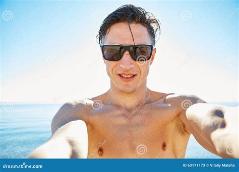 Jeune Homme Sur La Plage Image Stock Image Du Homme 63171173