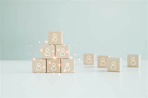 성공적인 팀 리더 팀워크 강력한 팀 구축 기업 계층 구조 전문 직원 사람들 아이콘이있는 나무 블록 인적 자원 관리 및 채용 사업