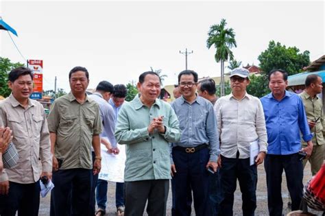 លោក អាន ស៊ីណា ប្រធាន មន្ទីរ អភិវឌ្ឍន៍ជនបទ ខេត្ត បាន អមដំណើរ ឯកឧត្តម ឆាយ ឫទ្ធិ សែន