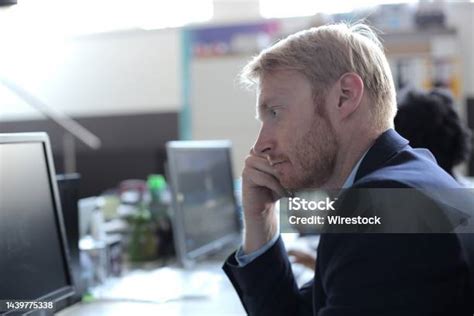현대 스타트업 사무실에서 일하는 컴퓨터 화면을 보고 있는 성공적인 젊은 사업가 개념에 대한 스톡 사진 및 기타 이미지 개념 개념과 주제 경영자 Istock