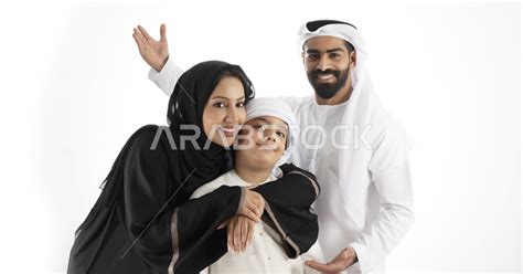 بورتريه لزوجان عربيان خليجيان إماراتيان بجانب إبنهم يرتديان الزي