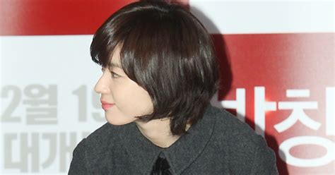 [포토엔]한효주 앉을때는 조신하게 반창꼬