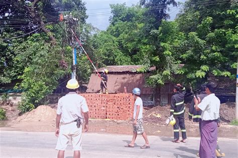 အောင်လံမြို့၌ မိုးသည်းထန်စွာရွာသွန်းပြီး ပြည်လမ်းမဘေးရှိ ဆက်သွယ်ရေးဖုန်းတိုင်မှ လျှပ်စစ်မီးက