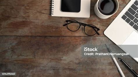 컴퓨터 노트북 커피 컵 스마트 폰 안경 및 나무 테이블에 노트북의 위의 보기 책상에 대한 스톡 사진 및 기타 이미지 책상 하이 앵글 컴퓨터 Istock
