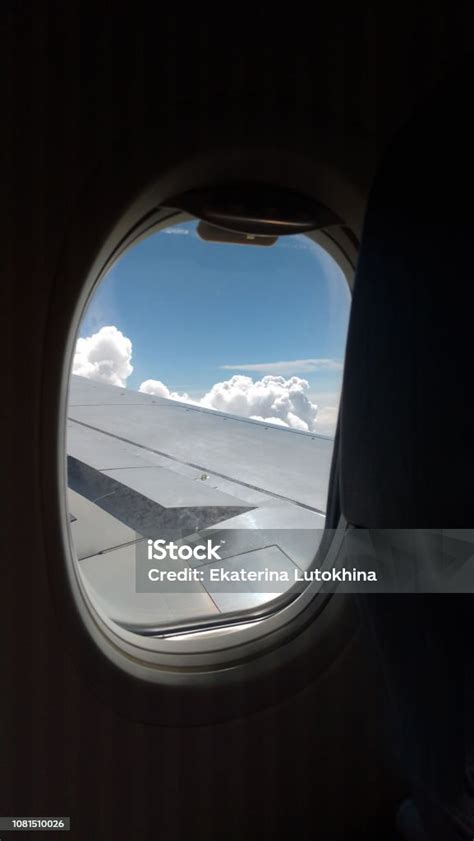 푸른 하늘과 흰 구름에 비행기에서 볼 비행기 플 라 잉입니다 하늘에 구름 위에 비행 하는 비행기의 날개 타원형 창 창입니다 조명 기 0명에 대한 스톡 사진 및 기타 이미지