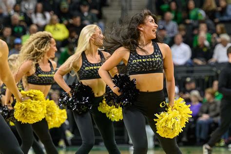 The Best Of Oregon Ducks Cheerleaders Leading The Charge Yahoo Sports