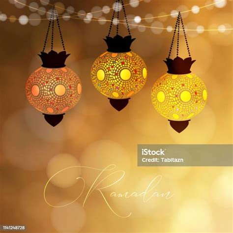 밤에 빛나는 장식 등불 매달려 Bokeh 조명의 문자열입니다 인사말 카드 무슬림 휴일 라마단 카림 이드 Ulfitr에 대 한
