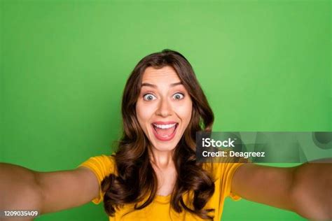 그녀의 자화상 그녀의 좋은 매력적인 사랑스러운 쾌활한 쾌활한 쾌활한 미친 황홀한 물결 모양의 머리 소녀 데 재미 자유 시간 밝은