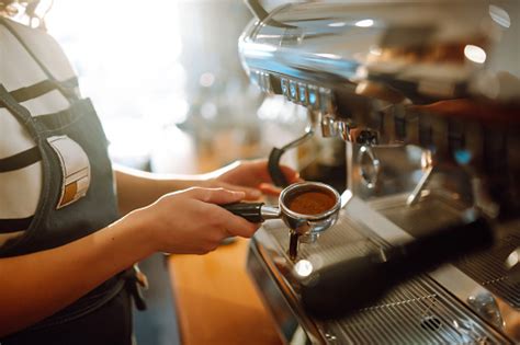 바리스타가 카페에서 기계로 양조하는 신선한 커피를 들고 컵을 들고 있다 기계류에 대한 스톡 사진 및 기타 이미지 기계류