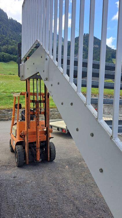 Treppe mit Podest und Geländer Gebraucht in Reichenbach i K für CHF nur Abholung auf