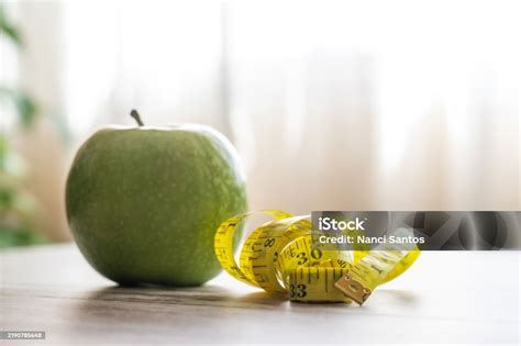 균형 잡힌 영양과 피트니스의 상징으로 녹색 사과와 측정 테이프를 사용한 체중 감량 및 건강한 생활 개념 0명에 대한 스톡 사진 및 기타 이미지 Istock