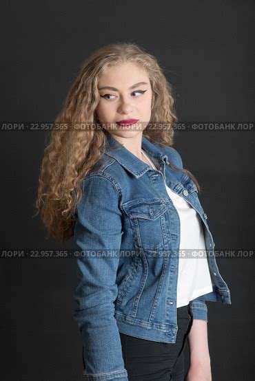Девушка в джинсовой одежде на тёмном фоне Стоковое фото № 22957365 фотограф Argument