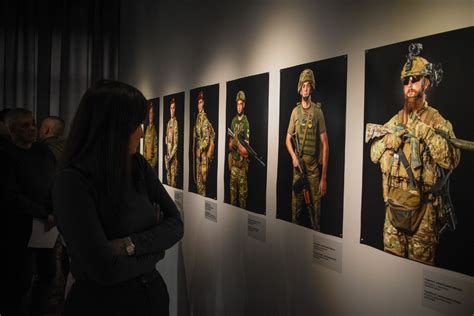 У Києві Музей війни презентував проєкт «Захисники Вечірній Київ