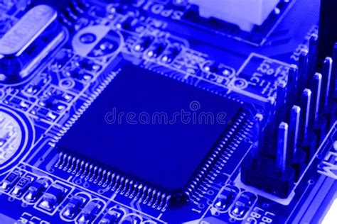 Microprocessore Integrato Del Microchip A Semiconduttore Sul Rappresentante Del Circuito Dell