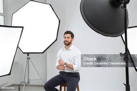 현대 스튜디오에서 포즈를 취하는 잘생긴 모델 전문 사진 촬영회 35 39세에 대한 스톡 사진 및 기타 이미지 35 39세 남성 남자 Istock