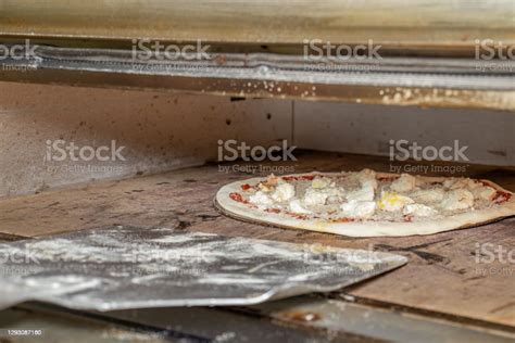 현지 피자와 자이로 레스토랑에서 마게리타 피자를 만드는 남자 레스토랑에 대한 스톡 사진 및 기타 이미지 레스토랑 만들기 밀가루 Istock