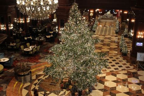 임피리얼 팰리스 서울 ‘진저브레드 하우스 스노우 타운과 6m 높이의 대형 크리스마스 트리 장식 선보여