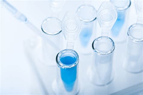 유전 실험실에서 파이펫 및 과학 실험실 테스트 튜브 바이러스 또는 예방 접종에 대한 연구 Stem 주제에 대한 스톡 사진 및 기타 이미지 Istock