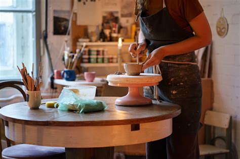 성형 공예 도자기 도자기 활을위한 젖은 점토를 형성하는 여성 예술가와 도자기 스튜디오에서 테이블 25 29세에 대한 스톡 사진 및 기타 이미지 Istock