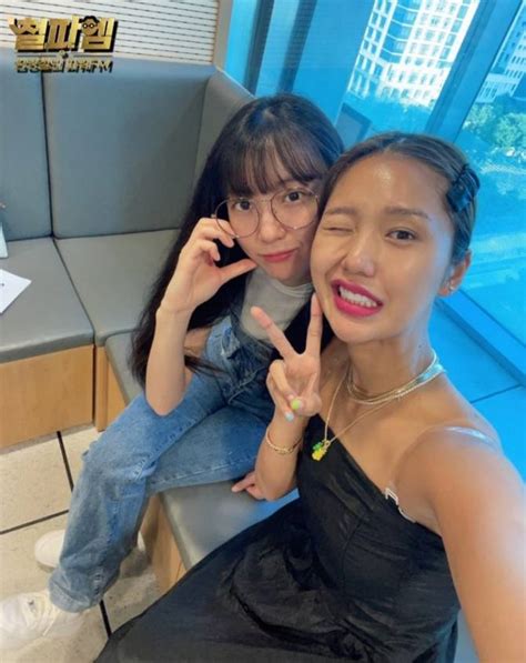 Oh My Girl Community Posts 윱모닝 밈모닝 ️ 좋은 아침이예요ㅎㅎ 오늘 라디오방송 있어서 일찍 일어나서