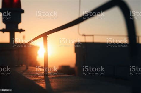 배경에 아름다운 일몰이 보이는 철제 울타리의 선택적 초점 0명에 대한 스톡 사진 및 기타 이미지 0명 건축 건축물 Istock